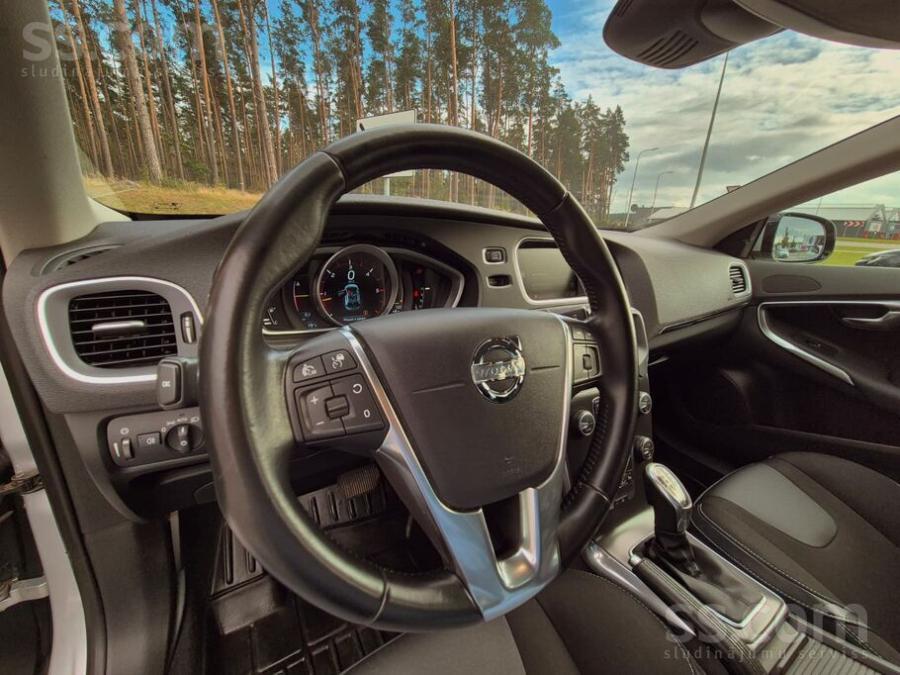 Grey Volvo V40 2013 in Riga, with an engine capacity of 2.00 L and mileage of 236 thousand km for 7600 €, photo 8 on AUTOMOTO.COM.LV