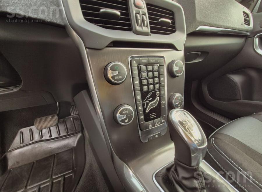 Grey Volvo V40 2013 in Riga, with an engine capacity of 2.00 L and mileage of 236 thousand km for 7600 €, photo 9 on AUTOMOTO.COM.LV
