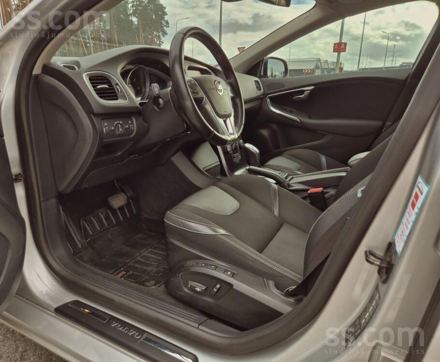 Grey Volvo V40 2013 in Riga, with an engine capacity of 2.00 L and mileage of 236 thousand km for 7600 €, photo 10 on AUTOMOTO.COM.LV