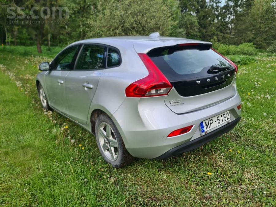 Grey Volvo V40 2014 in Madona, with an engine capacity of 1.60 L and mileage of 306 thousand km for 4000 €, photo 4 on AUTOMOTO.COM.LV