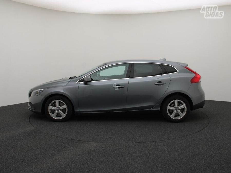 Grey Volvo V40 2014 in Vilnius, with an engine capacity of 2.00 L and mileage of 213 thousand km for 8299 €, photo 6 on AUTOMOTO.COM.LV