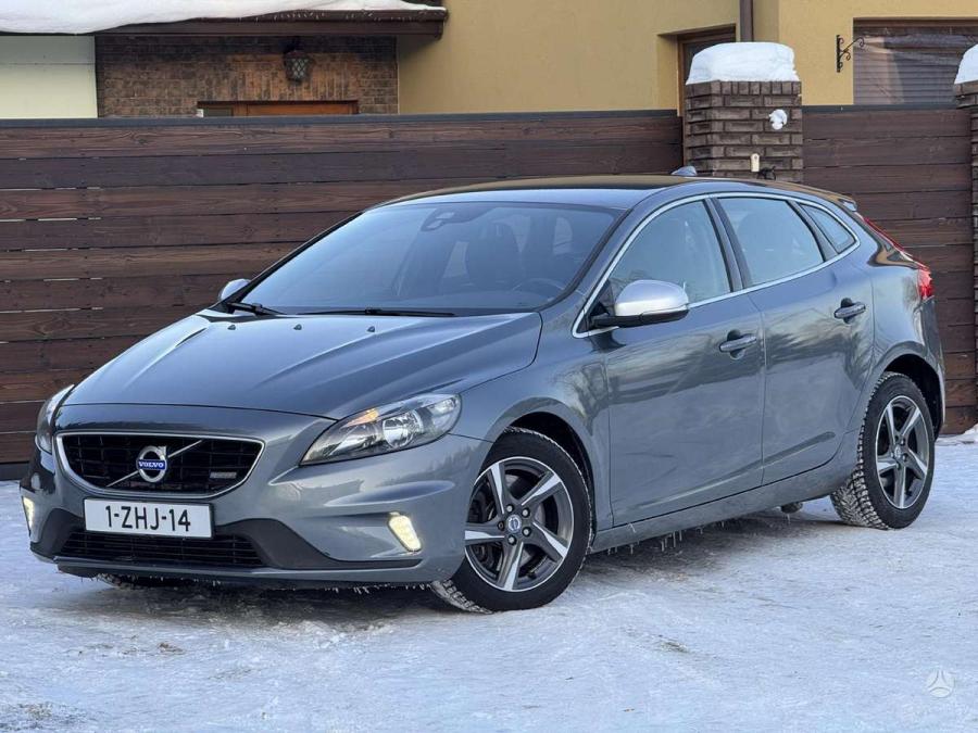Grey Volvo V40 2014 in Vilnius, with an engine capacity of 1.97 L and mileage of 254 thousand km for 6500 €, photo 1 on AUTOMOTO.COM.LV