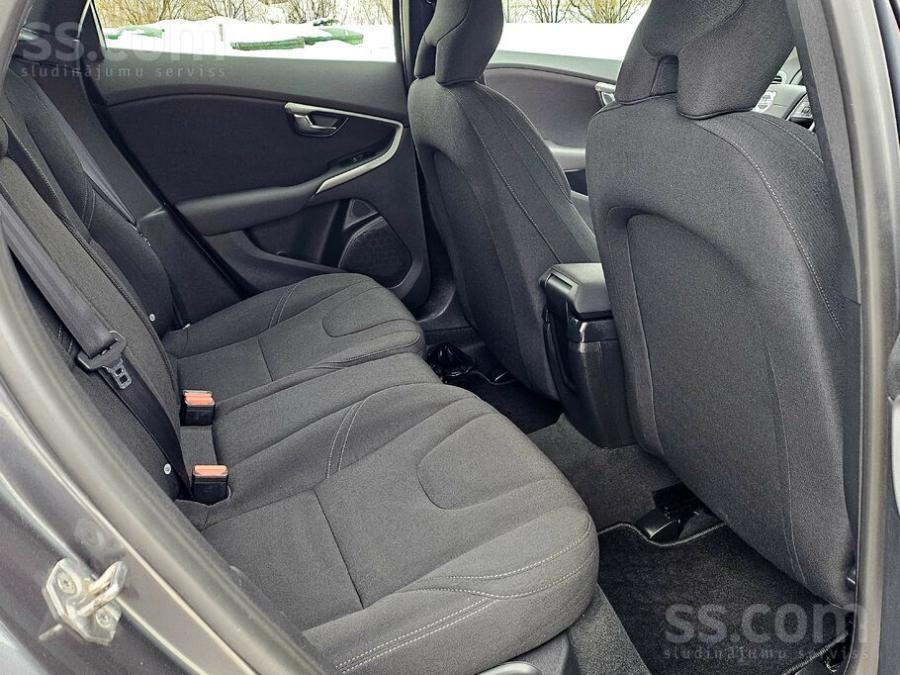 Pelēks Volvo V40 2014 Rīga, ar dzinēja tilpumu 1.60 L un nobraukumu 216 tūkst. km par 6590 €, foto 8 vietnē AUTOMOTO.COM.LV