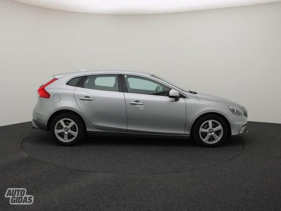Pelēks Volvo V40 2014 Viļņa, ar dzinēja tilpumu 2.00 L un nobraukumu 252 tūkst. km par 7799 €, foto 9 vietnē AUTOMOTO.COM.LV