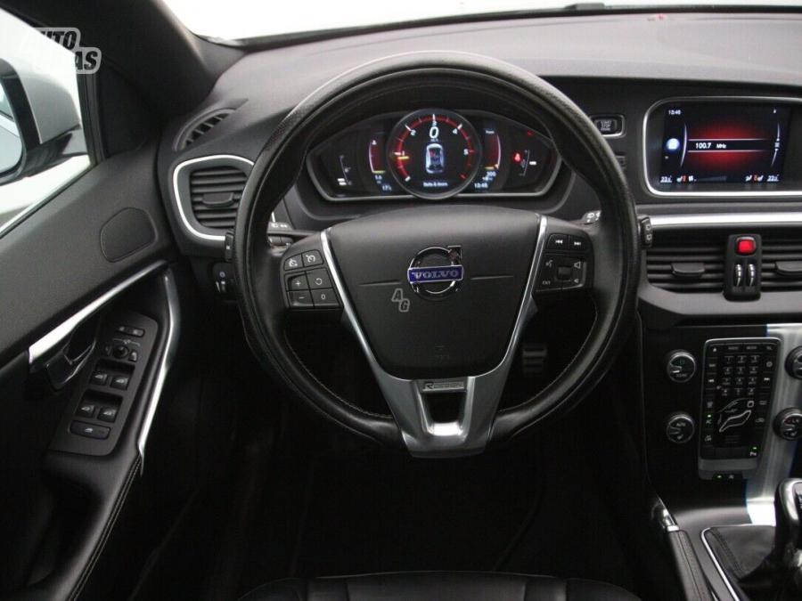 Pelēks Volvo V40 2014 Viļņa, ar dzinēja tilpumu 2.00 L un nobraukumu 252 tūkst. km par 7799 €, foto 17 vietnē AUTOMOTO.COM.LV