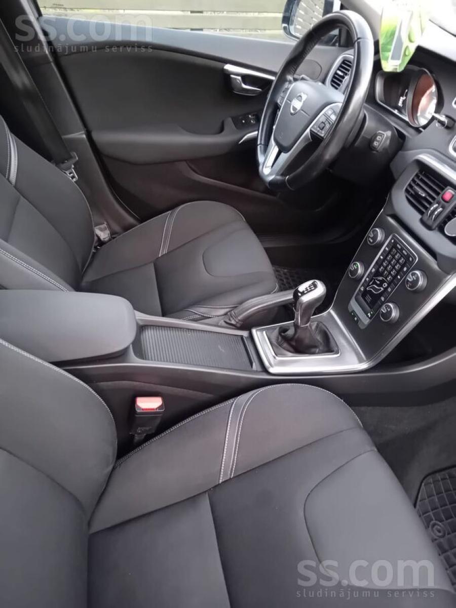 Grey Volvo V40 2014 in Tukums, with an engine capacity of 1.60 L and mileage of 226 thousand km for 5950 €, photo 7 on AUTOMOTO.COM.LV