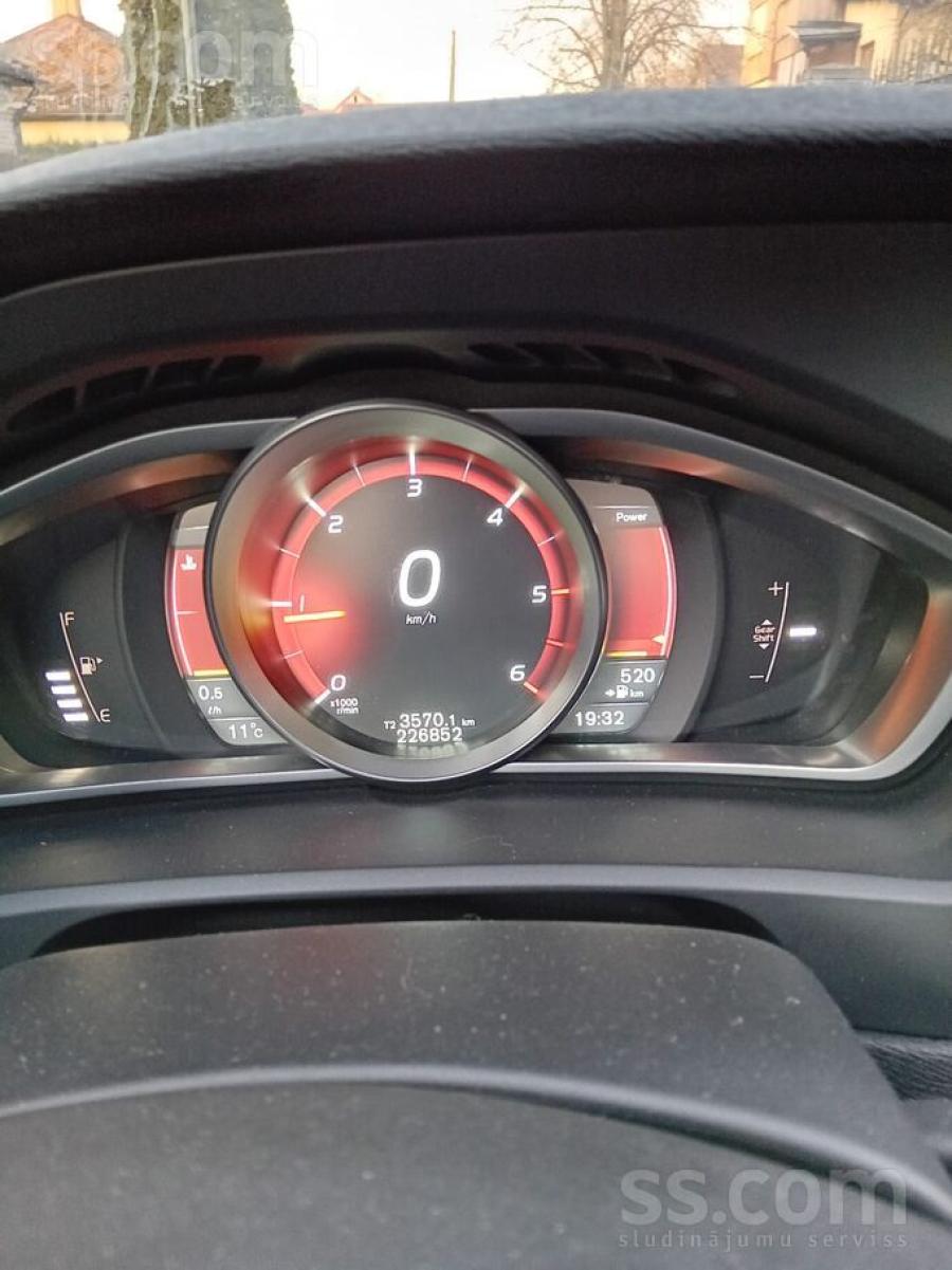 Grey Volvo V40 2014 in Tukums, with an engine capacity of 1.60 L and mileage of 226 thousand km for 5950 €, photo 8 on AUTOMOTO.COM.LV