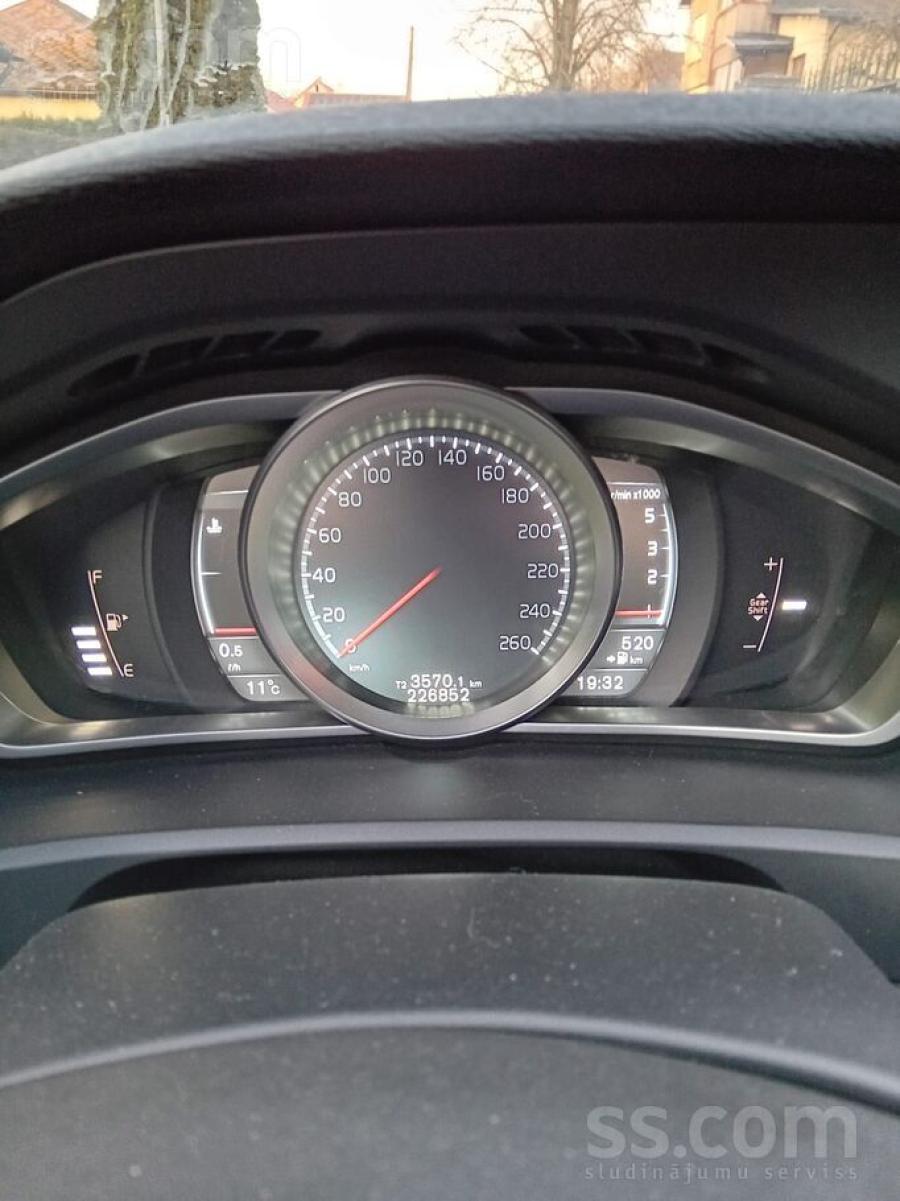 Grey Volvo V40 2014 in Tukums, with an engine capacity of 1.60 L and mileage of 226 thousand km for 5950 €, photo 9 on AUTOMOTO.COM.LV