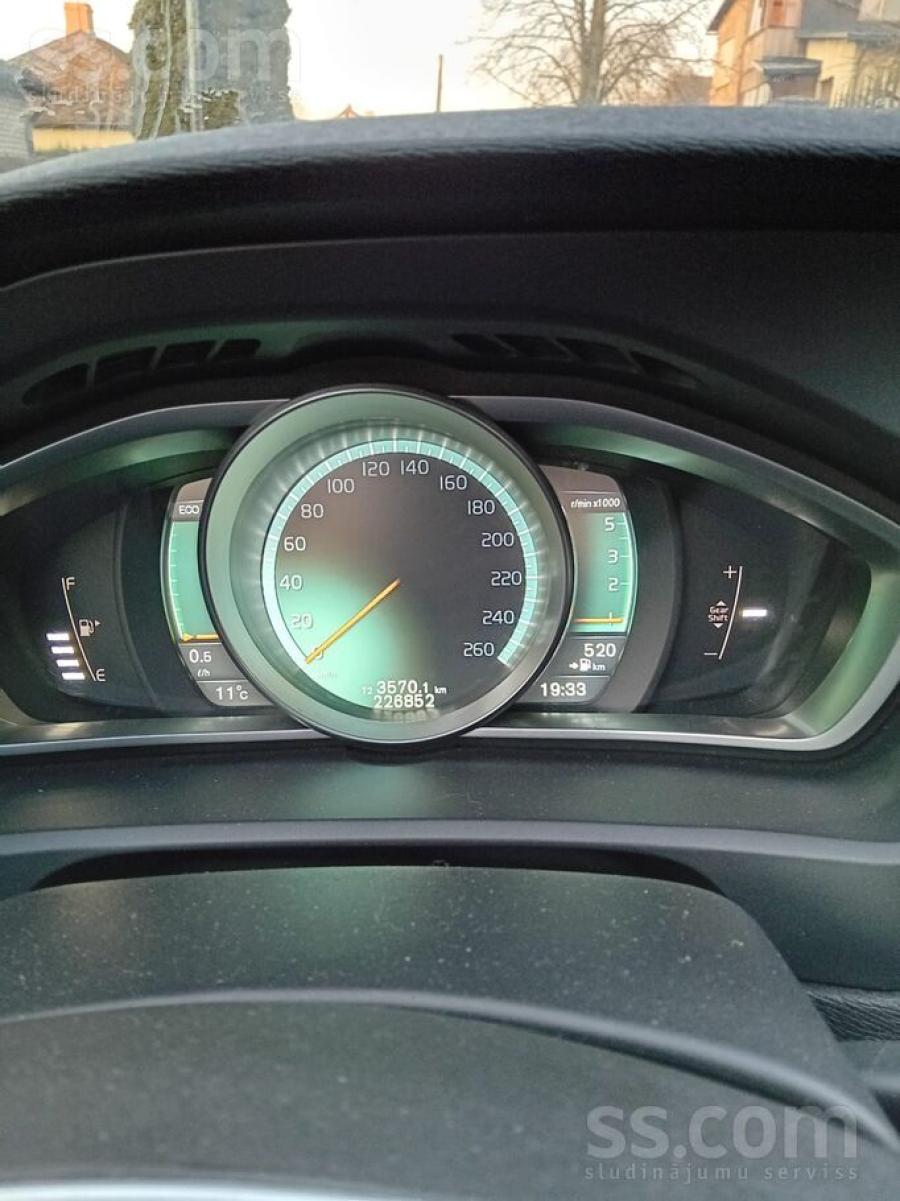 Grey Volvo V40 2014 in Tukums, with an engine capacity of 1.60 L and mileage of 226 thousand km for 5950 €, photo 10 on AUTOMOTO.COM.LV