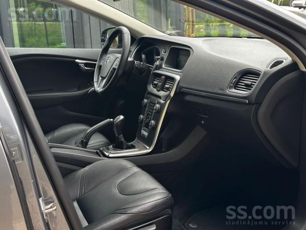 Grey Volvo V40 2014 in Jelgava, with an engine capacity of 1.60 L and mileage of 0 thousand km for 6990 €, photo 10 on AUTOMOTO.COM.LV
