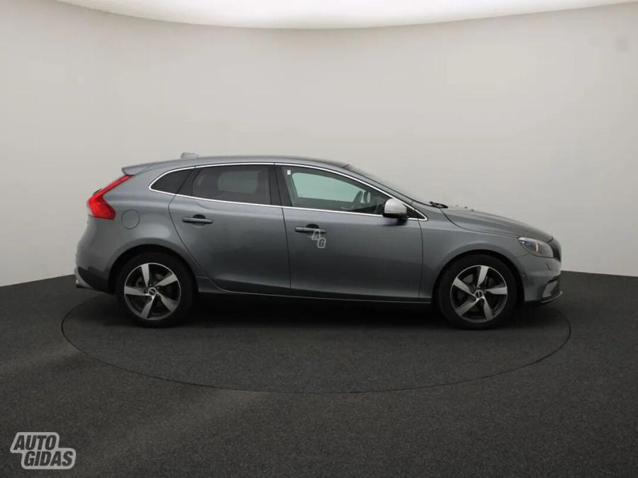 Grey Volvo V40 2014 in Vilnius, with an engine capacity of 2.00 L and mileage of 236 thousand km for 8799 €, photo 10 on AUTOMOTO.COM.LV