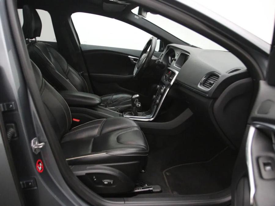 Grey Volvo V40 2014 in Vilnius, with an engine capacity of 2.00 L and mileage of 236 thousand km for 8799 €, photo 15 on AUTOMOTO.COM.LV