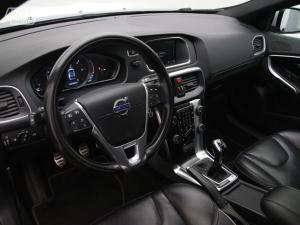 Grey Volvo V40 2014 in Vilnius, with an engine capacity of 2.00 L and mileage of 236 thousand km for 8799 €, photo 17 on AUTOMOTO.COM.LV