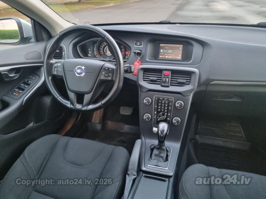 Pelēks Volvo V40 2014 Pelva, ar dzinēja tilpumu 1.60 L un nobraukumu 275 tūkst. km par 5700 €, foto 10 vietnē AUTOMOTO.COM.LV