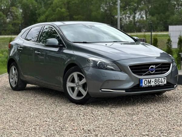 Grey Volvo V40 2014 in Jelgava, with an engine capacity of 1.60 L and mileage of 225 thousand km for 6990 €, photo 3 on AUTOMOTO.COM.LV