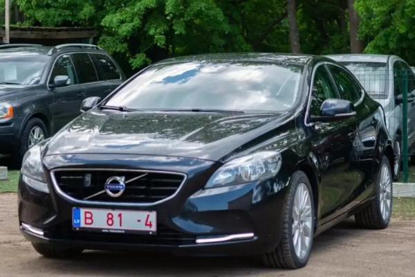 Grey Volvo V40 2014 in Grobiņa, with an engine capacity of 2.00 L and mileage of 284 thousand km for 8500 €, photo 1 on AUTOMOTO.COM.LV