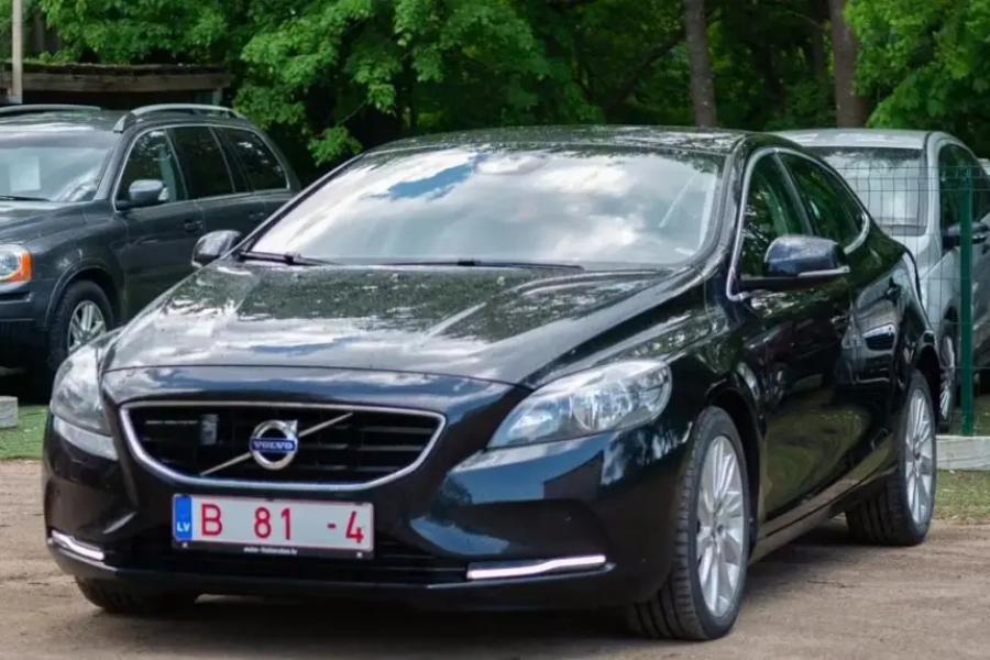 Pelēks Volvo V40 2014 Grobiņa, ar dzinēja tilpumu 2.00 L un nobraukumu 284 tūkst. km par 8500 €, foto 1 vietnē AUTOMOTO.COM.LV