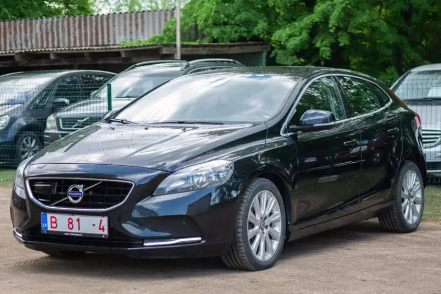 Pelēks Volvo V40 2014 Grobiņa, ar dzinēja tilpumu 2.00 L un nobraukumu 284 tūkst. km par 8500 €, foto 3 vietnē AUTOMOTO.COM.LV