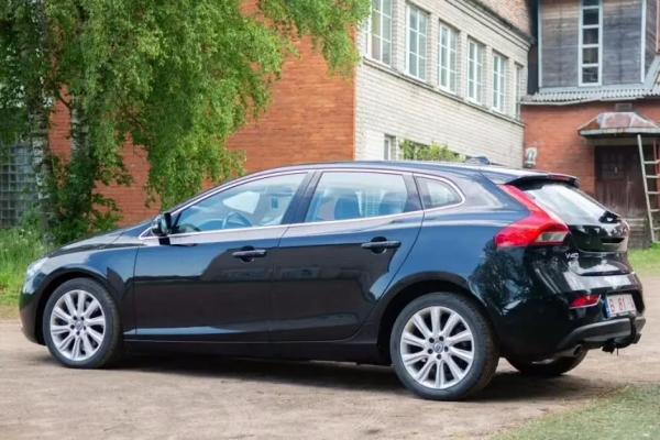 Grey Volvo V40 2014 in Grobiņa, with an engine capacity of 2.00 L and mileage of 284 thousand km for 8500 €, photo 3 on AUTOMOTO.COM.LV