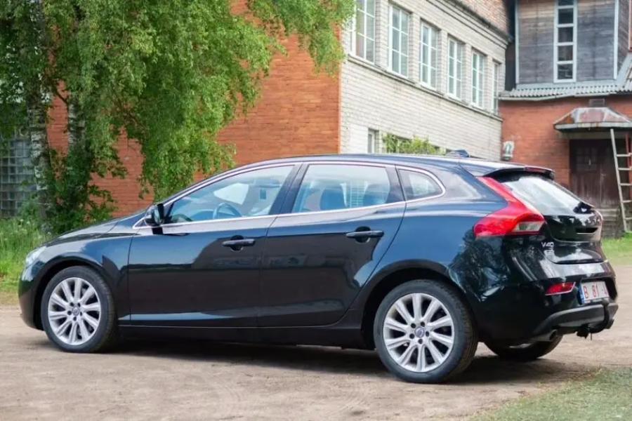 Pelēks Volvo V40 2014 Grobiņa, ar dzinēja tilpumu 2.00 L un nobraukumu 284 tūkst. km par 8500 €, foto 4 vietnē AUTOMOTO.COM.LV