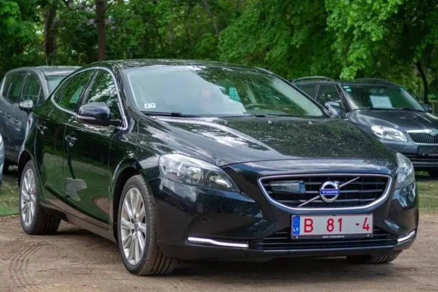 Pelēks Volvo V40 2014 Grobiņa, ar dzinēja tilpumu 2.00 L un nobraukumu 284 tūkst. km par 8500 €, foto 8 vietnē AUTOMOTO.COM.LV