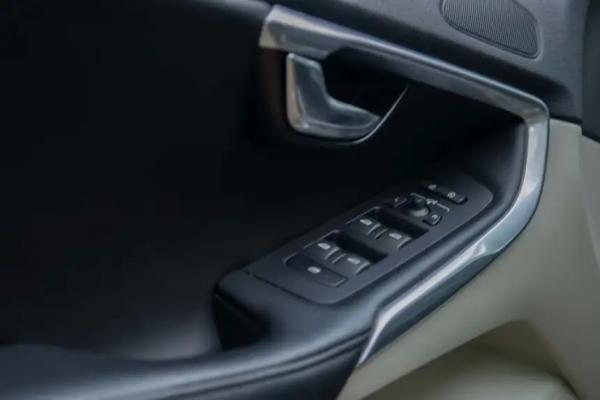 Grey Volvo V40 2014 in Grobiņa, with an engine capacity of 2.00 L and mileage of 284 thousand km for 8500 €, photo 9 on AUTOMOTO.COM.LV