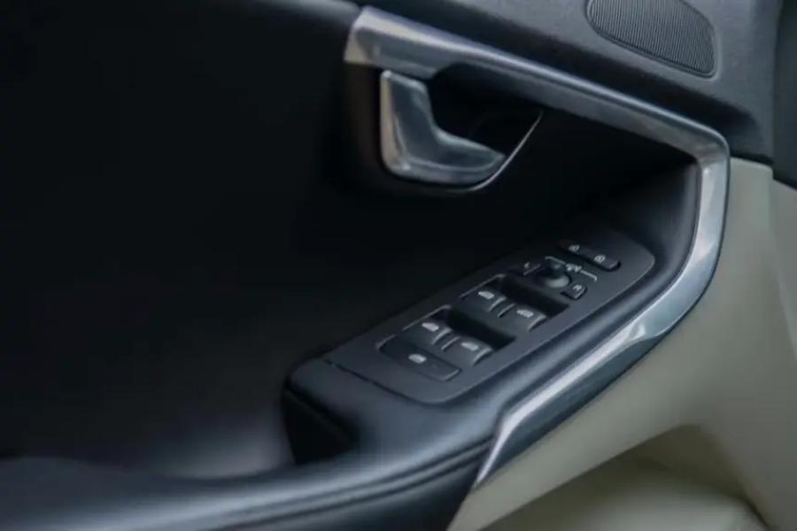 Pelēks Volvo V40 2014 Grobiņa, ar dzinēja tilpumu 2.00 L un nobraukumu 284 tūkst. km par 8500 €, foto 10 vietnē AUTOMOTO.COM.LV