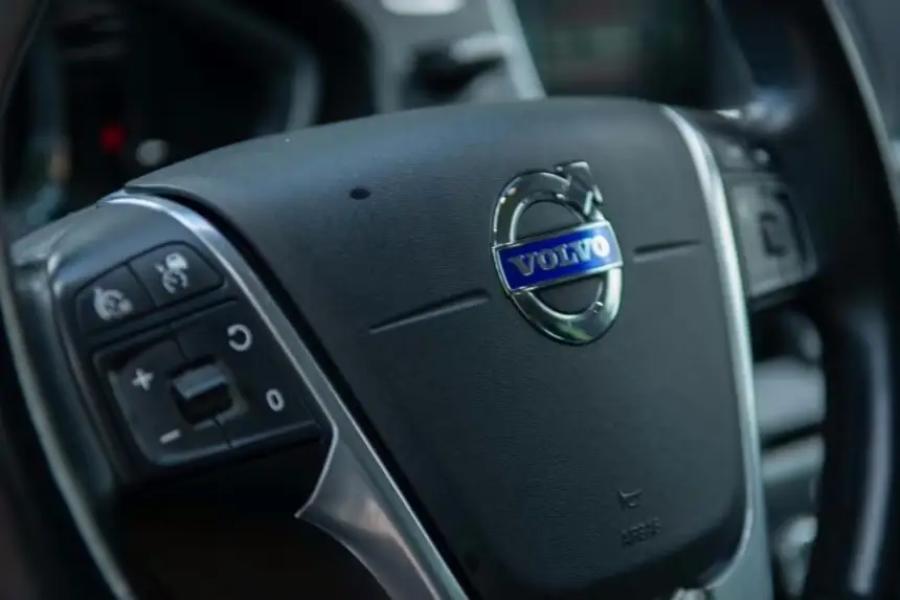 Pelēks Volvo V40 2014 Grobiņa, ar dzinēja tilpumu 2.00 L un nobraukumu 284 tūkst. km par 8500 €, foto 12 vietnē AUTOMOTO.COM.LV