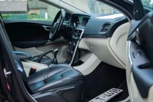 Pelēks Volvo V40 2014 Grobiņa, ar dzinēja tilpumu 2.00 L un nobraukumu 284 tūkst. km par 8500 €, foto 16 vietnē AUTOMOTO.COM.LV