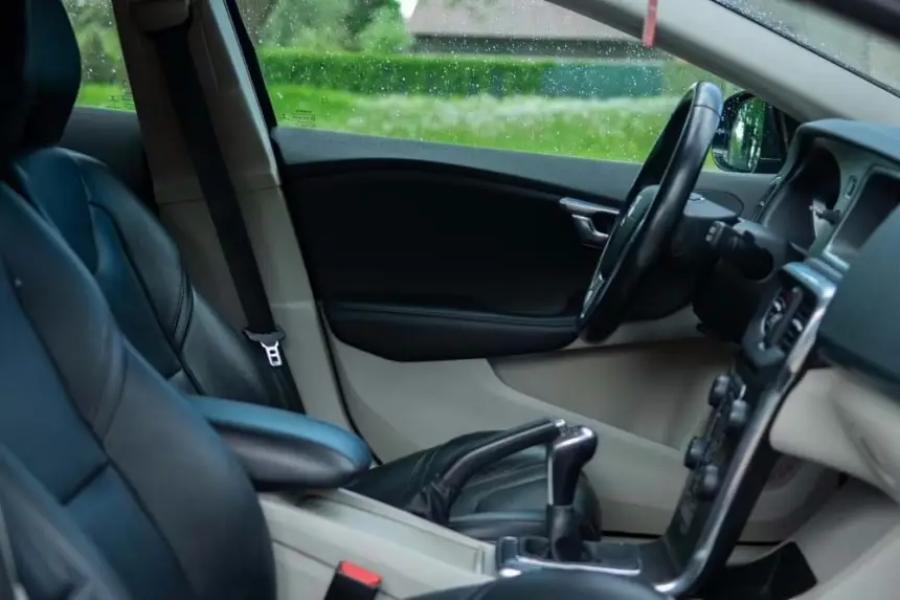 Pelēks Volvo V40 2014 Grobiņa, ar dzinēja tilpumu 2.00 L un nobraukumu 284 tūkst. km par 8500 €, foto 17 vietnē AUTOMOTO.COM.LV
