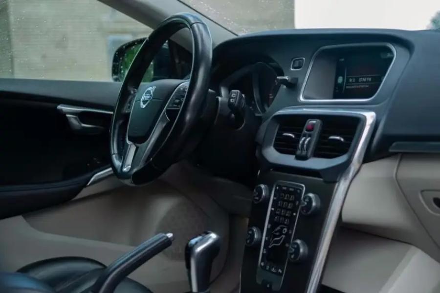 Pelēks Volvo V40 2014 Grobiņa, ar dzinēja tilpumu 2.00 L un nobraukumu 284 tūkst. km par 8500 €, foto 18 vietnē AUTOMOTO.COM.LV