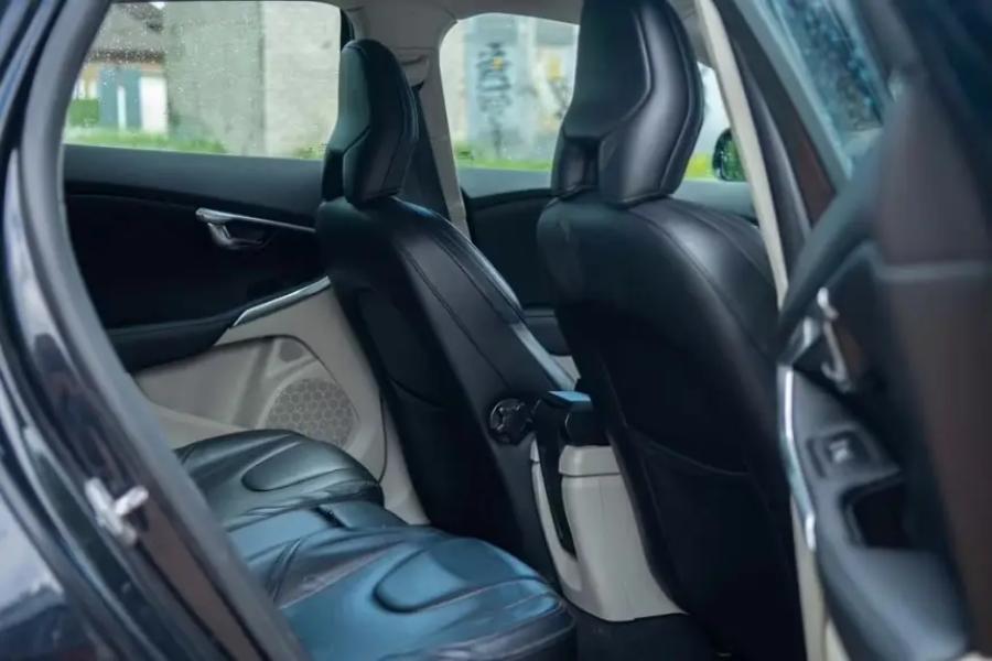 Pelēks Volvo V40 2014 Grobiņa, ar dzinēja tilpumu 2.00 L un nobraukumu 284 tūkst. km par 8500 €, foto 19 vietnē AUTOMOTO.COM.LV