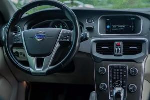 Pelēks Volvo V40 2014 Grobiņa, ar dzinēja tilpumu 2.00 L un nobraukumu 284 tūkst. km par 8500 €, foto 20 vietnē AUTOMOTO.COM.LV