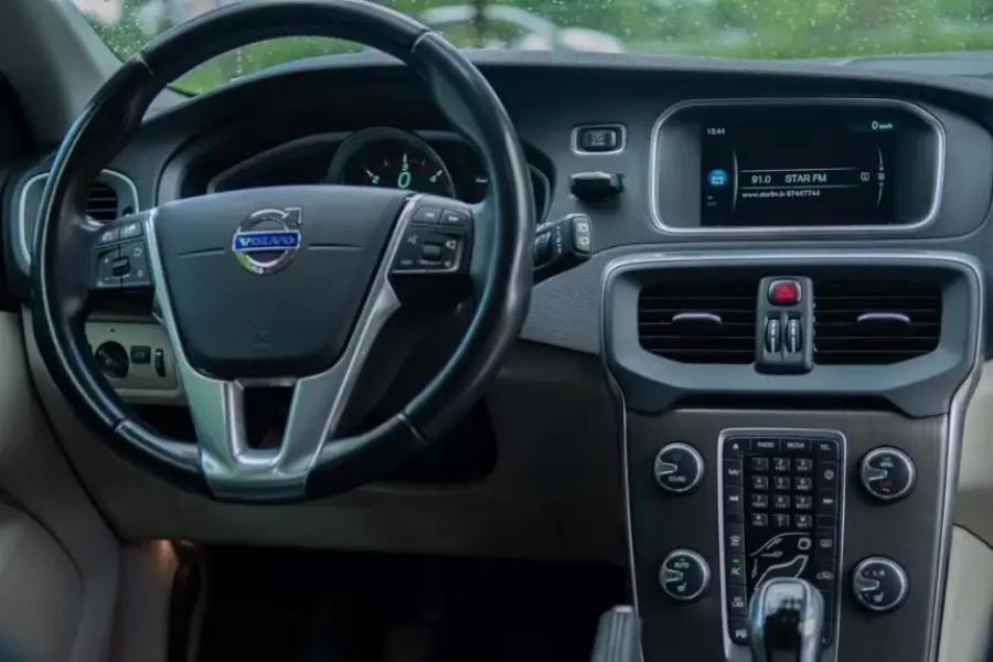 Pelēks Volvo V40 2014 Grobiņa, ar dzinēja tilpumu 2.00 L un nobraukumu 284 tūkst. km par 8500 €, foto 20 vietnē AUTOMOTO.COM.LV