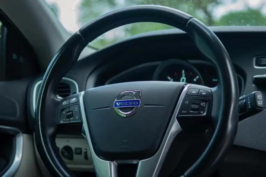 Pelēks Volvo V40 2014 Grobiņa, ar dzinēja tilpumu 2.00 L un nobraukumu 284 tūkst. km par 8500 €, foto 21 vietnē AUTOMOTO.COM.LV