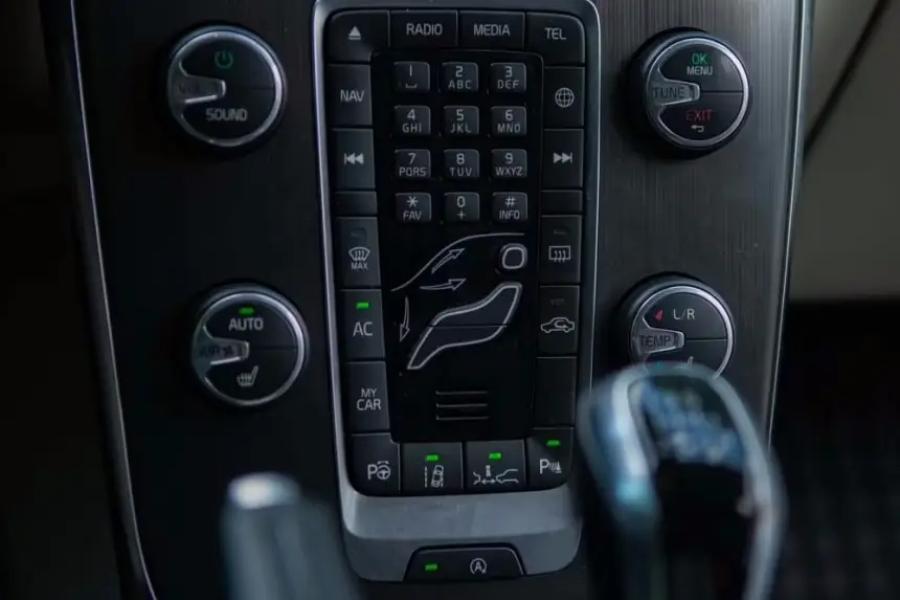 Pelēks Volvo V40 2014 Grobiņa, ar dzinēja tilpumu 2.00 L un nobraukumu 284 tūkst. km par 8500 €, foto 22 vietnē AUTOMOTO.COM.LV