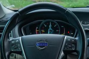 Pelēks Volvo V40 2014 Grobiņa, ar dzinēja tilpumu 2.00 L un nobraukumu 284 tūkst. km par 8500 €, foto 23 vietnē AUTOMOTO.COM.LV