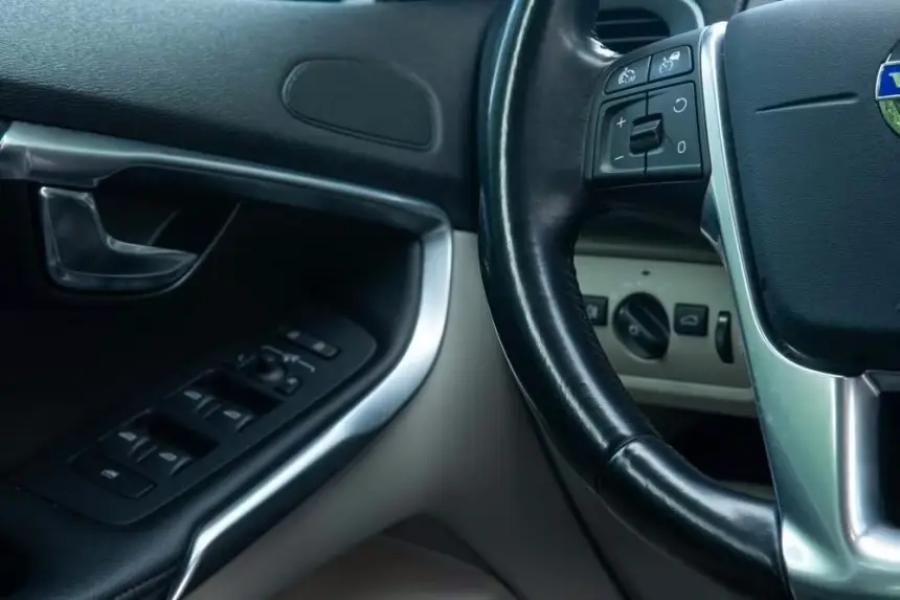 Pelēks Volvo V40 2014 Grobiņa, ar dzinēja tilpumu 2.00 L un nobraukumu 284 tūkst. km par 8500 €, foto 24 vietnē AUTOMOTO.COM.LV