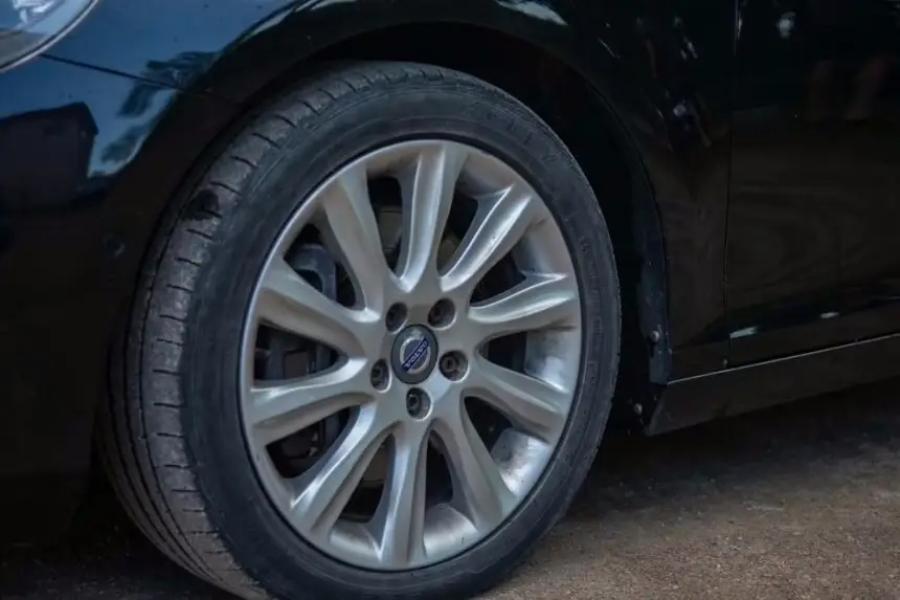 Pelēks Volvo V40 2014 Grobiņa, ar dzinēja tilpumu 2.00 L un nobraukumu 284 tūkst. km par 8500 €, foto 26 vietnē AUTOMOTO.COM.LV