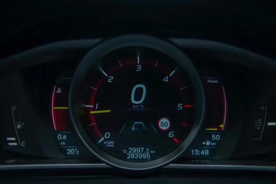 Pelēks Volvo V40 2014 Grobiņa, ar dzinēja tilpumu 2.00 L un nobraukumu 284 tūkst. km par 8500 €, foto 27 vietnē AUTOMOTO.COM.LV