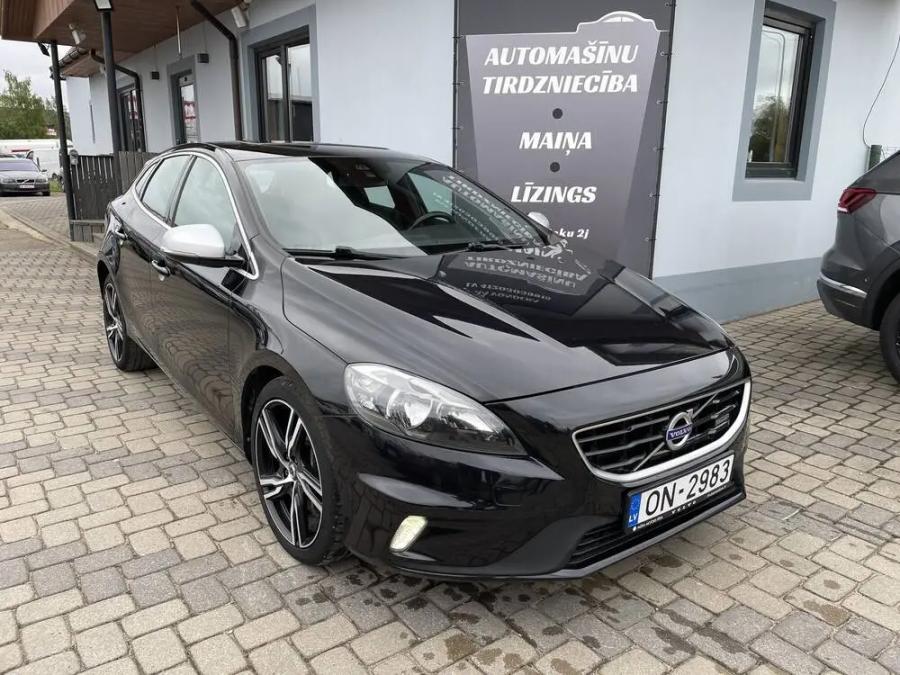 Pelēks Volvo V40 2014 Talsi, ar dzinēja tilpumu 2.00 L un nobraukumu 232 tūkst. km par 6400 €, foto 1 vietnē AUTOMOTO.COM.LV