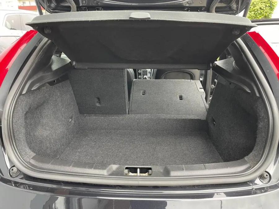 Pelēks Volvo V40 2014 Talsi, ar dzinēja tilpumu 2.00 L un nobraukumu 232 tūkst. km par 6400 €, foto 6 vietnē AUTOMOTO.COM.LV