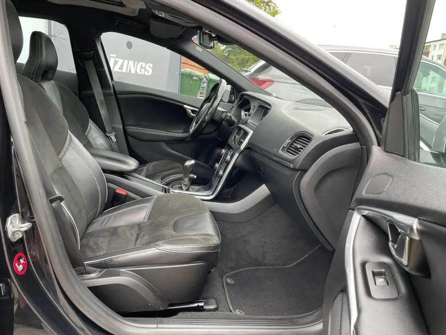 Pelēks Volvo V40 2014 Talsi, ar dzinēja tilpumu 2.00 L un nobraukumu 232 tūkst. km par 6400 €, foto 9 vietnē AUTOMOTO.COM.LV