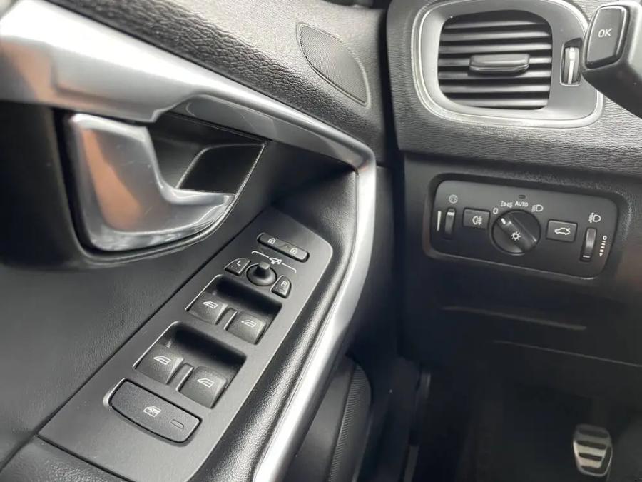 Pelēks Volvo V40 2014 Talsi, ar dzinēja tilpumu 2.00 L un nobraukumu 232 tūkst. km par 6400 €, foto 14 vietnē AUTOMOTO.COM.LV