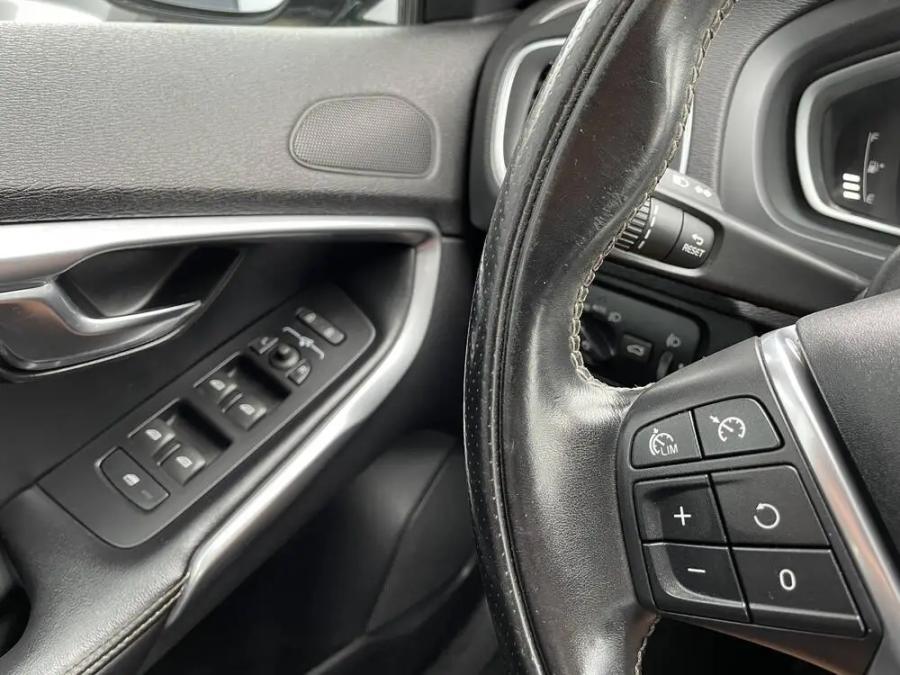 Pelēks Volvo V40 2014 Talsi, ar dzinēja tilpumu 2.00 L un nobraukumu 232 tūkst. km par 6400 €, foto 15 vietnē AUTOMOTO.COM.LV