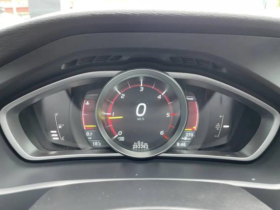 Pelēks Volvo V40 2014 Talsi, ar dzinēja tilpumu 2.00 L un nobraukumu 232 tūkst. km par 6400 €, foto 16 vietnē AUTOMOTO.COM.LV