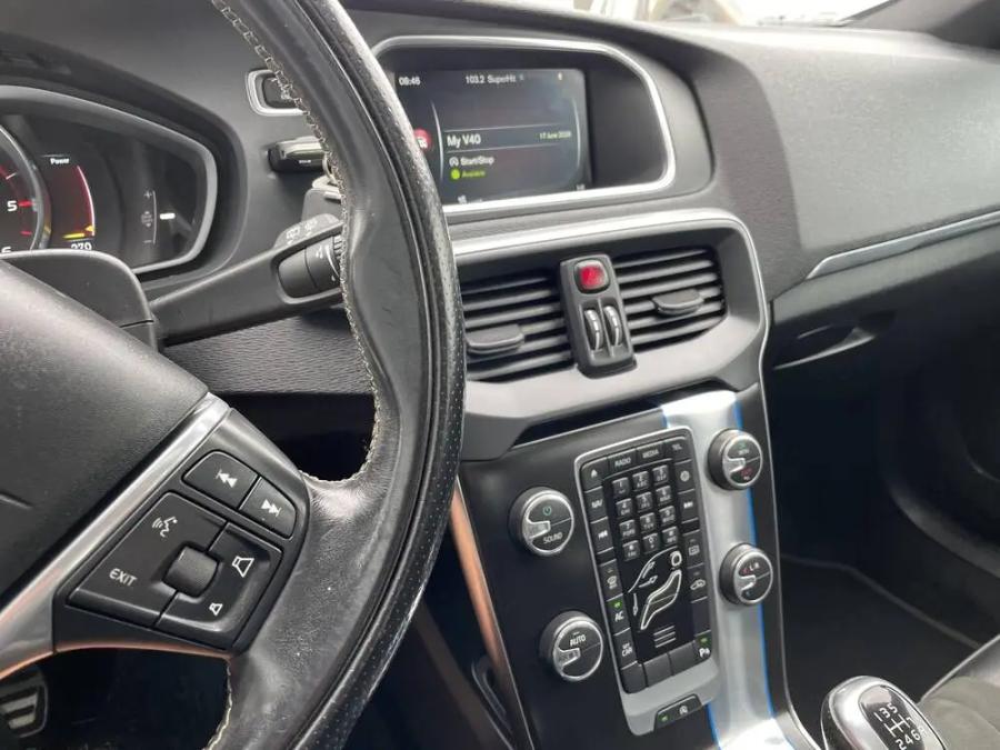 Pelēks Volvo V40 2014 Talsi, ar dzinēja tilpumu 2.00 L un nobraukumu 232 tūkst. km par 6400 €, foto 17 vietnē AUTOMOTO.COM.LV