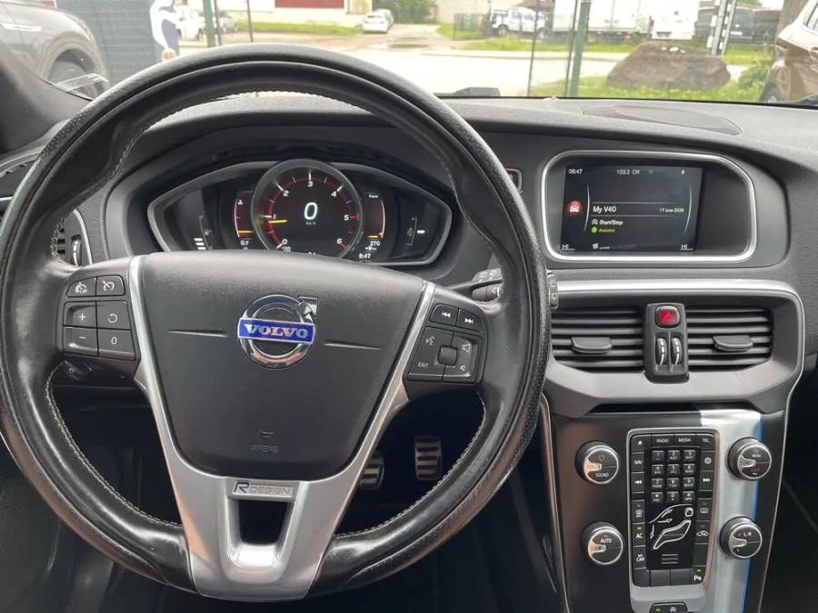 Pelēks Volvo V40 2014 Talsi, ar dzinēja tilpumu 2.00 L un nobraukumu 232 tūkst. km par 6400 €, foto 18 vietnē AUTOMOTO.COM.LV
