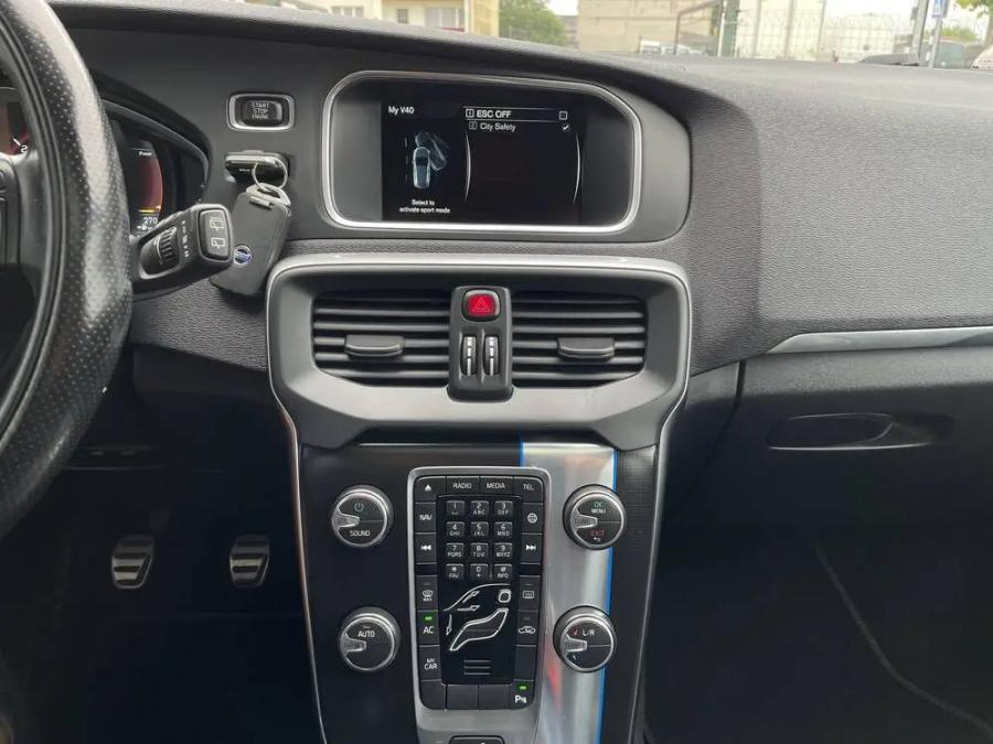 Pelēks Volvo V40 2014 Talsi, ar dzinēja tilpumu 2.00 L un nobraukumu 232 tūkst. km par 6400 €, foto 19 vietnē AUTOMOTO.COM.LV