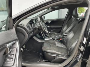Pelēks Volvo V40 2014 Talsi, ar dzinēja tilpumu 2.00 L un nobraukumu 232 tūkst. km par 6400 €, foto 24 vietnē AUTOMOTO.COM.LV